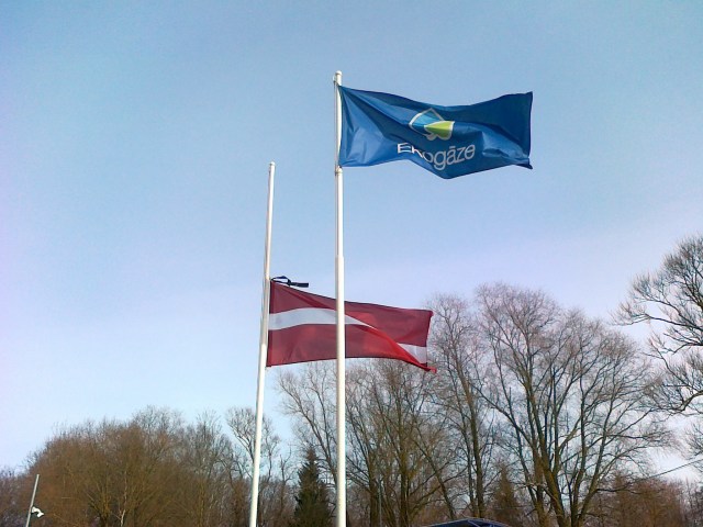 Latvijas karogs sēru noformējumā šodien uz Rīgas robežas. Kas šajā ...